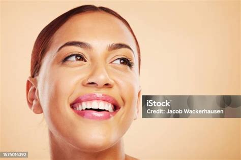 얼굴 뷰티 스킨케어 그리고 갈색 배경 모형 공간에 고립된 스튜디오에서 생각하는 여성 화장품 자연스럽고 행복한 모델로 피부과 미적