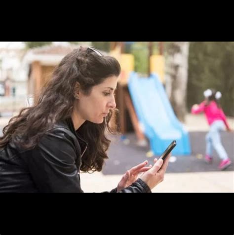 Каква майка си ти подвикна ми една жена докато си гледах телефона в парка а децата