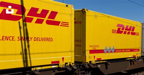 기차가 선로를 따라 이동합니다 사진 Unsplash의 무료 바인하임 이미지