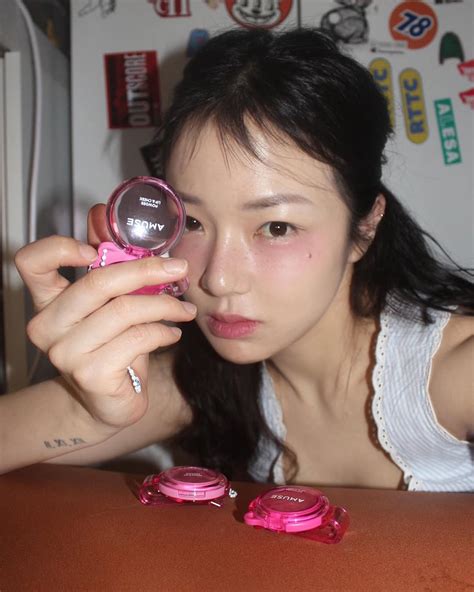 Amuse 어뮤즈 어뮤즈 도자기쿠션 세라믹스킨퍼펙터쿠션 ⚪️🤍 빈틈없이 완벽한 어뮤즈걸 장원영의 매끈 깨끗한 피부처럼 누구나 완성 가능한 도자기 피부 🫖 얇고