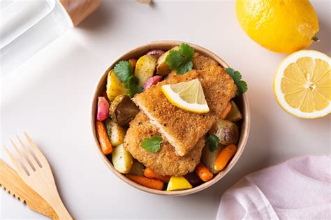 바삭바삭한 반죽과 구운 채소를 곁들인 비건 식물 기반 생선 비거니즘에 대한 스톡 사진 및 기타 이미지 비거니즘 해산물 식사 음식 Istock