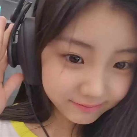 Illit Community Post 원희 🫶