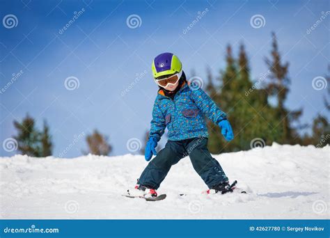 Kleiner Junge In Der Sturmhaube Und Im Sturzhelm Lernt Skifahren Stockfoto Bild Von Lernen