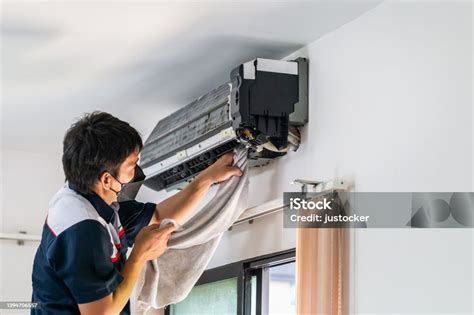 더러운 구획을 청소하는 수리공 에어컨 실내 에어컨 청소 유지 보수 및 수리 개념 남성 기술자 에어컨에 대한 스톡 사진 및 기타 이미지 Istock