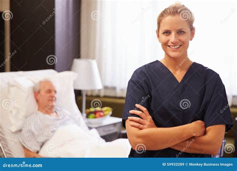 Portret Van De Patiënt Van Verpleegsterswith Senior Male In Het