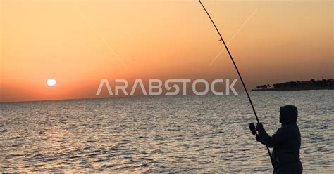 الطبيعة البحرية والاماكن الساحلية السياحية، صياد عربي خليجي سعودي يقوم
