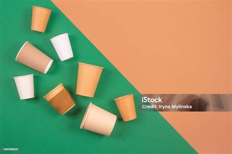 다른 친환경 테이크 아웃 음료 컵 카피 스페이스와 녹색과 갈색 배경에 크래프트 종이 커피 컵 재활용 크래프트 종이 식기 및 제로 폐기물 개념 모형 이미지 용기 제작물에 대한