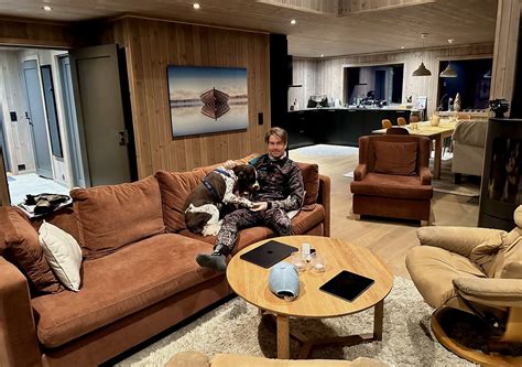 Hytte Vetle Thyli Vetle Viser Fram Sitt Hytteparadis