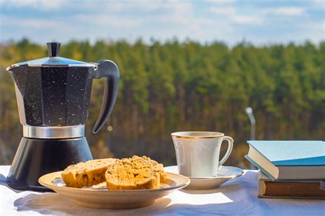 화창한 날에는 여름철에 숲과 푸른 하늘을 배경으로 커피와 수제 머핀의 여전히 생조 머핀에 대한 스톡 사진 및 기타 이미지 머핀 미식가 바로 먹을 수 있는 Istock