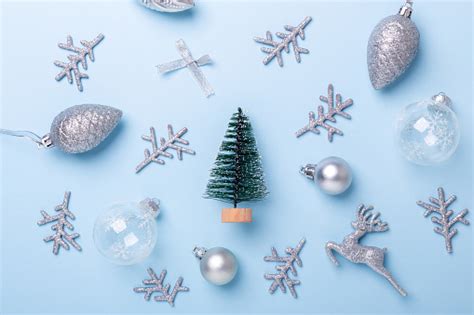 파스텔 블루 배경에 크리스마스 구성 전나무 나무와 실버 장식 크리스마스 겨울 설날 컨셉 개념에 대한 스톡 사진 및 기타 이미지 Istock