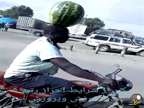 تعادل نگه داشتن هندوانه روی سر پشت موتور سواری فیلو