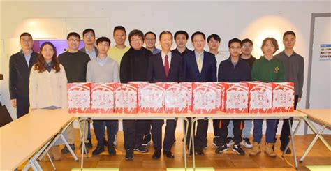 中国驻瑞典大使崔爱民向中国留学生发放“温暖迎春·春节包”祖国有关发展