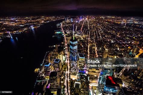 1 세계 무역 센터 맨하탄 뉴욕에 허드슨 강 헬기에서 찍은 야간 조감도 0명에 대한 스톡 사진 및 기타 이미지 0명 거리 건물 외관 Istock