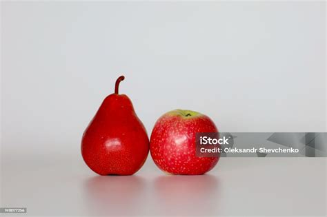 익은 배와 사과 피사체 사진이 닫힙니다 익은 육즙이 많은 붉은 배와 사과를 먹을 준비가되었습니다 흰색 배경에 사진 배에 대한
