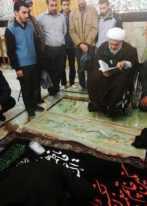 عکس آیت الله جاودان بر سر مزار آیت الله سید ابراهیم خسرو شاهی