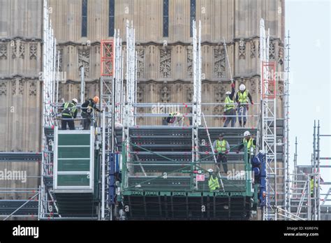 London Uk 13th Sep 2017 Workers Erect Scaffolding At The Elizabeth