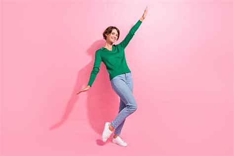 펑키 한 젊은 아가씨 비행 날개 팔 들어 올리는 전신 길이 사진 좋은 기분 쇼핑 제안 절연 핑크 색상 배경 25 29세에 대한 스톡 사진 및 기타 이미지 Istock