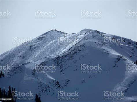 수십 명의 스키어와 스노우 보더가 12392 피트 하이랜드 피크로 하이킹하여 볼을 스키를 타는 망원보기 아스펜 고원에 대한 스톡 사진 및 기타 이미지 Istock