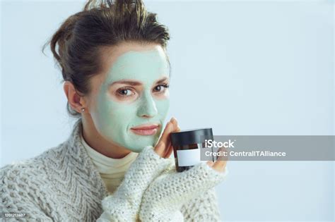 화장품 항아리를 보여주는 녹색 얼굴 마스크와 우아한 여성 가을에 대한 스톡 사진 및 기타 이미지 가을 각질제거 건조한 Istock