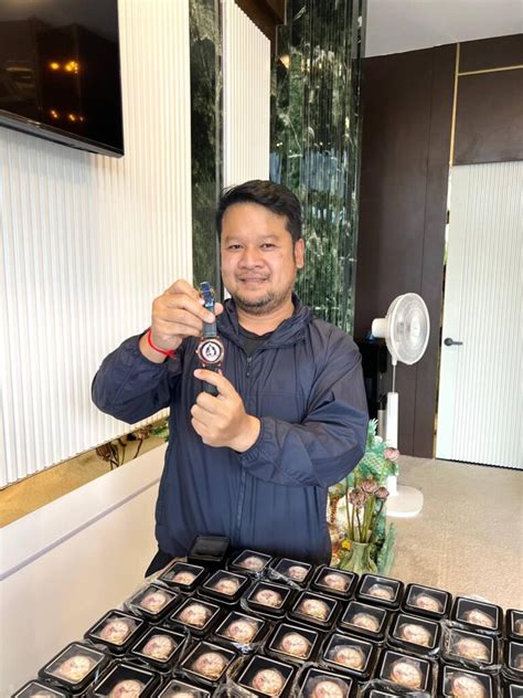 អ្នកឧកញ៉ា ទៀ វិចិត្រ ចែកនាឡិកាអនុស្សាវរីយ៍រូបសម្តេចធិបតី ចំនួន ៧២៧គ្រឿង ជូនដល់បុគ្គលិកទាំងអស់