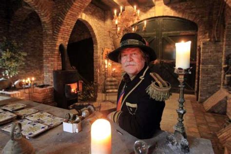 Nizozemec Gerry Halman Si Postavil Na Zahradě Pětipatrový Hrad Olt