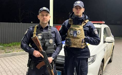 Вночі патрульні завадили киянці вкоротити собі віку Вечірній Київ