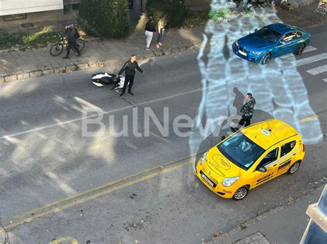 От последните минути Такси и скутер се удариха в центъра на Враца снимки