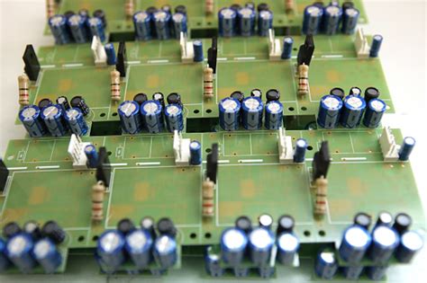 한 남자가 인쇄 회로 기판을 수집합니다 작업자는 라디오 구성 요소를 납땜하고 완성 된 장치를 조립합니다 수동 조립 및 제어 0명에 대한 스톡 사진 및 기타 이미지 Istock