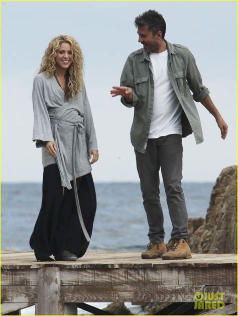 Shakira Flaunts Toned Abs During Sexy Video Shoot Photo Shakira Photos Just Jared