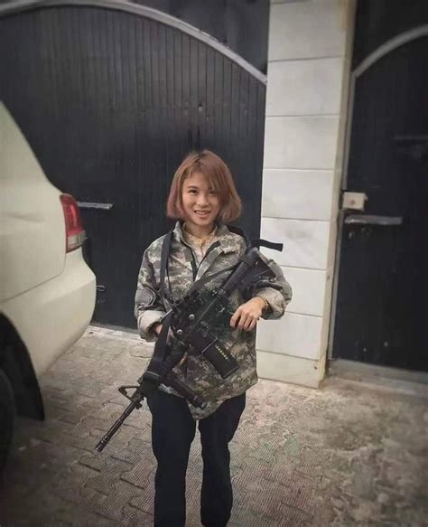 همشهری آنلاین دختران جوان چینی در کنار جنگجویان طالبان ؛ عکسهایی که