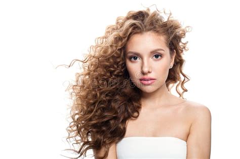 Gloriosa Mujer Pelirroja De Buena Apariencia Con Peinado Limpio Y Rizado De Piel Y Maquillaje