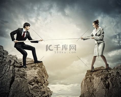 人们拉着绳子 两个生意人之间的对抗。抽象拼贴。高清摄影大图 千库网