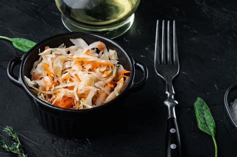 텍스트 카피 스페이스를 위한 공간이 있는 검은 색 배경에 소금에 절인 양배추 보존 갈기갈기 찢어진에 대한 스톡 사진 및 기타 이미지 갈기갈기 찢어진 건강한 생활방식