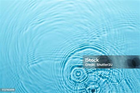 흐릿한 파란색 물결 표면 맑고 차분한 질감 튀는 거품 물방울이 있는 배경의 초점을 흐리게 합니다 추상적이고 자연적인 개념 반짝이는 물 물결 햇빛 반사 빛나는 복사 공간 0