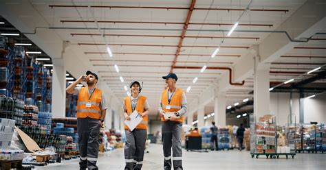 행복한 창고 직원과 그녀의 남성 동료들이 유통 창고를 걷고 있다 공간을 복사합니다 사진 Unsplash의 세르비아 이미지