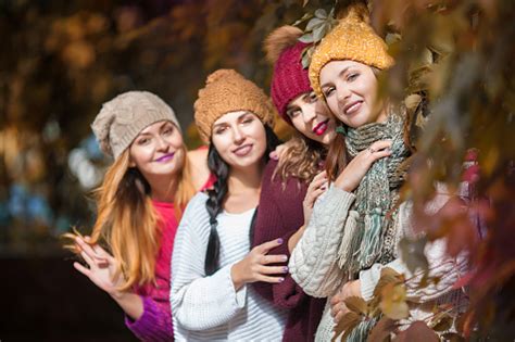 여자 가장 친한 친구는 미소와 자연에서 산책 아웃 도어 라이프 스타일 패션 초상화입니다 긍정적 인 감정 1위에 대한 스톡 사진 및 기타 이미지 Istock