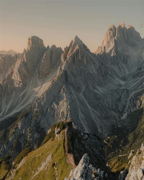 경치 경치가 좋은 고요함 골짜기 관광 광야 그림 같은 나무 녹지 높은 각도 돌로미테 때묻지 않은 맑은 하늘 모험 목가적인 바위투성이의 봉우리