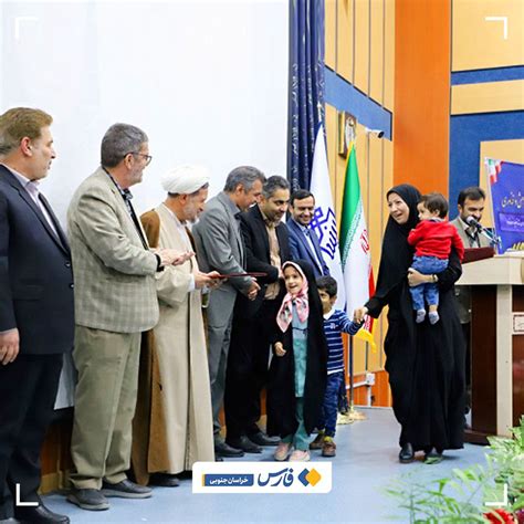 آخرین خبر عکس ۳ فرزند یک استاد دانشگاه هنگام دریافت جایزه پژوهشگر