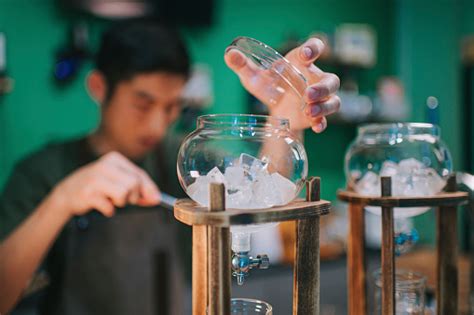 아시아 중국 남성 바리스타 준비 차가운 양조 얼음 드립 커피 에 카페 커피 숍 추가 에 얼음 큐브 35 39세에 대한 스톡 사진