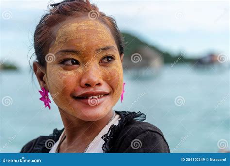 Bajau Laut Sea Gypsy Young Girl With Natural Sun Screen Editorial Stock