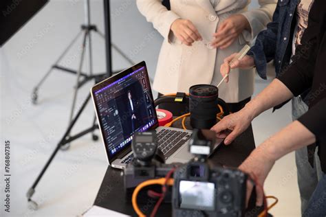 Fotografia Do Stock 스튜디오에서 사진을 촬영하며 고객과 소통중인 중장년의 여성 사진작가 Adobe Stock