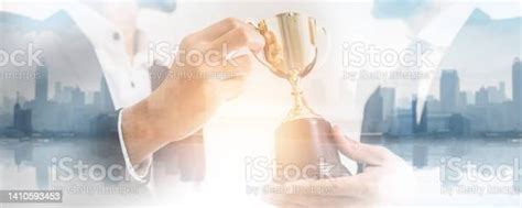 성공 사업 및 업적 팀 개념 우승자의 챔피언 상을 개최하는 성공적인 사업가 명예 금상 및 파트너 또는 관리자 기쁘게 축하 행사 1위에 대한 스톡 사진 및 기타 이미지