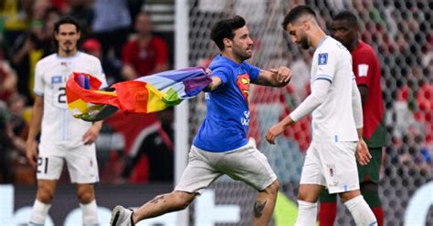 ‘슈퍼맨 무지개 깃발 들고 월드컵 경기장에 우크라이나 구하자”