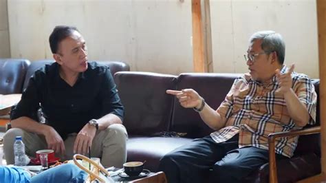 Ngopi Bareng, Cara Iwan Bule Lepas Kerinduan Bersama Kang Aher - News Liputan6.com