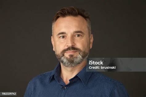 검은 색 배경에 파란색 셔츠를 입은 50 세의 수염을 기재한 남자의 스튜디오 초상화 50 54세에 대한 스톡 사진 및 기타 이미지 50 54세 검정색 배경 긍정적인