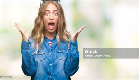 아름 다운 젊은 금발 여자에 선글라스를 쓰고 배경 미친 절연 하 고 미친 소리 하 고 적극적인 식와 팔 제기 함 좌절 개념입니다 감정에 대한 스톡 사진 및 기타 이미지