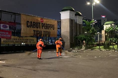 Imbas Aksi Demo Tolak Perppu Ciptakerja Sampah Di Depan Dpr Berserakan