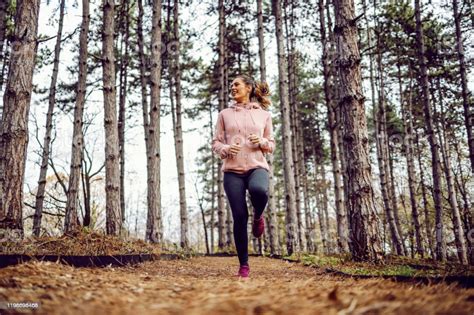 숲에서 실행 하는 스포츠웨어에 아름 다운 피트 젊은 여자의 전체 길이 자연 개념의 피트니스 체육관에 대한 스톡 사진 및 기타