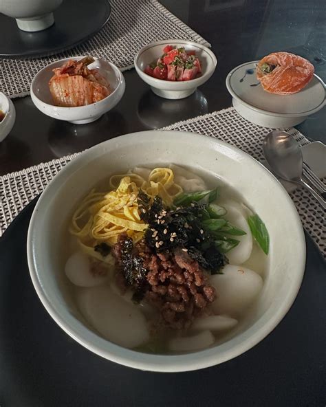 헬레나테이블세팅🍽 한식밥상🍚 홈브런치🍳간단레시피🍛 20241225크리스마스 저녁식사🌲 넷이서 조촐하게 크리스마스 저녁먹기 다들 행복한 저녁 보내셨겠죠~ 저는