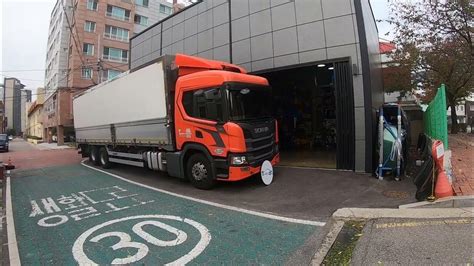 스카니아 P280 트럭 돌빵으로 파손된 전면 앞유리교체 영상입니다 자세한 앞유리교체 수리과정은 아래 링크를 더 참조하시면 됩니다 Youtube